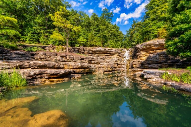 5 Must-See Caves Near Branson Missouri (With Pics)