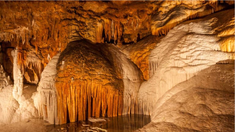 6 Amazing Caves in Missouri That You Can Explore (Carefully)